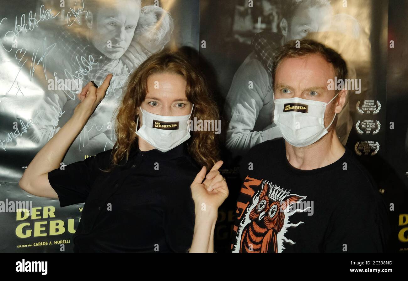 Halle, Germany. 18th June, 2020. The actors Anne Ratte-Polle and Mark ...