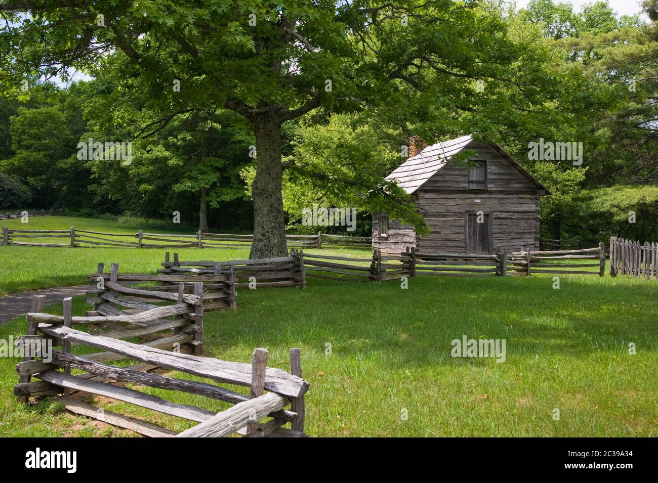 Wooden homestead hi-res stock photography and images - Alamy