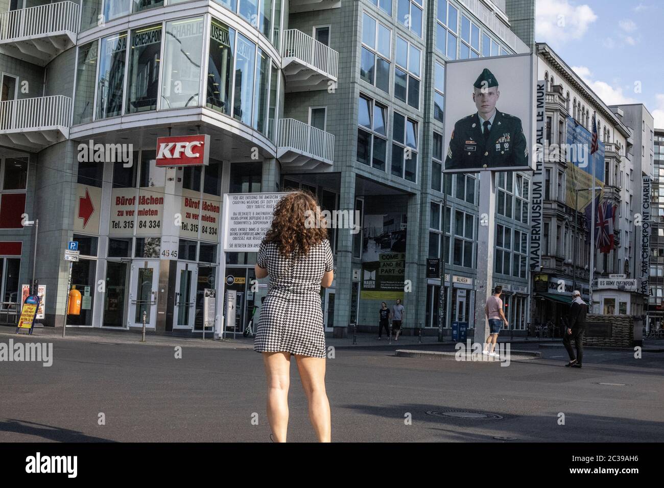 Berlin wall border crossing checkpoint hi-res stock photography and ...