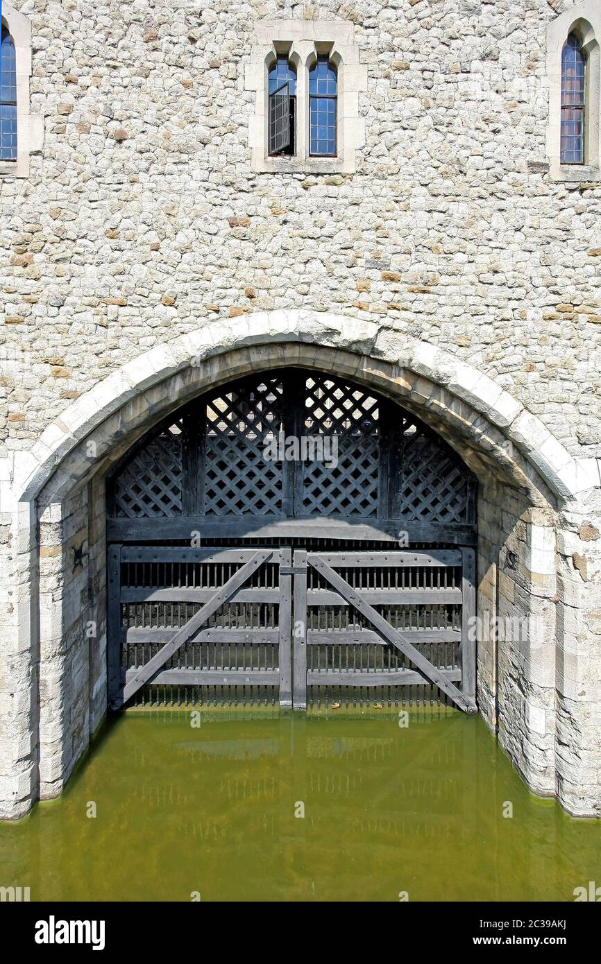 St thomas tower and traitors gate hi-res stock photography and images ...