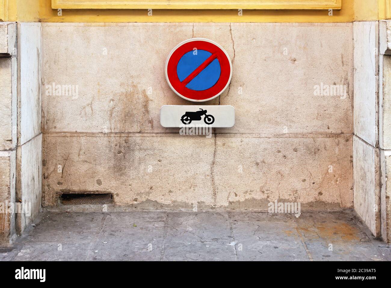 No parking for motorcycles traffic sign at wall Stock Photo - Alamy