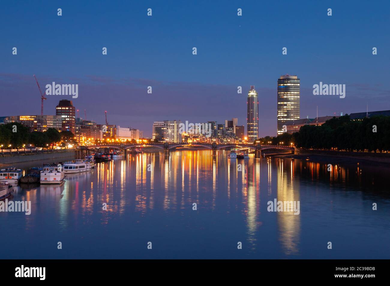 Light reflection in thames hi-res stock photography and images - Alamy