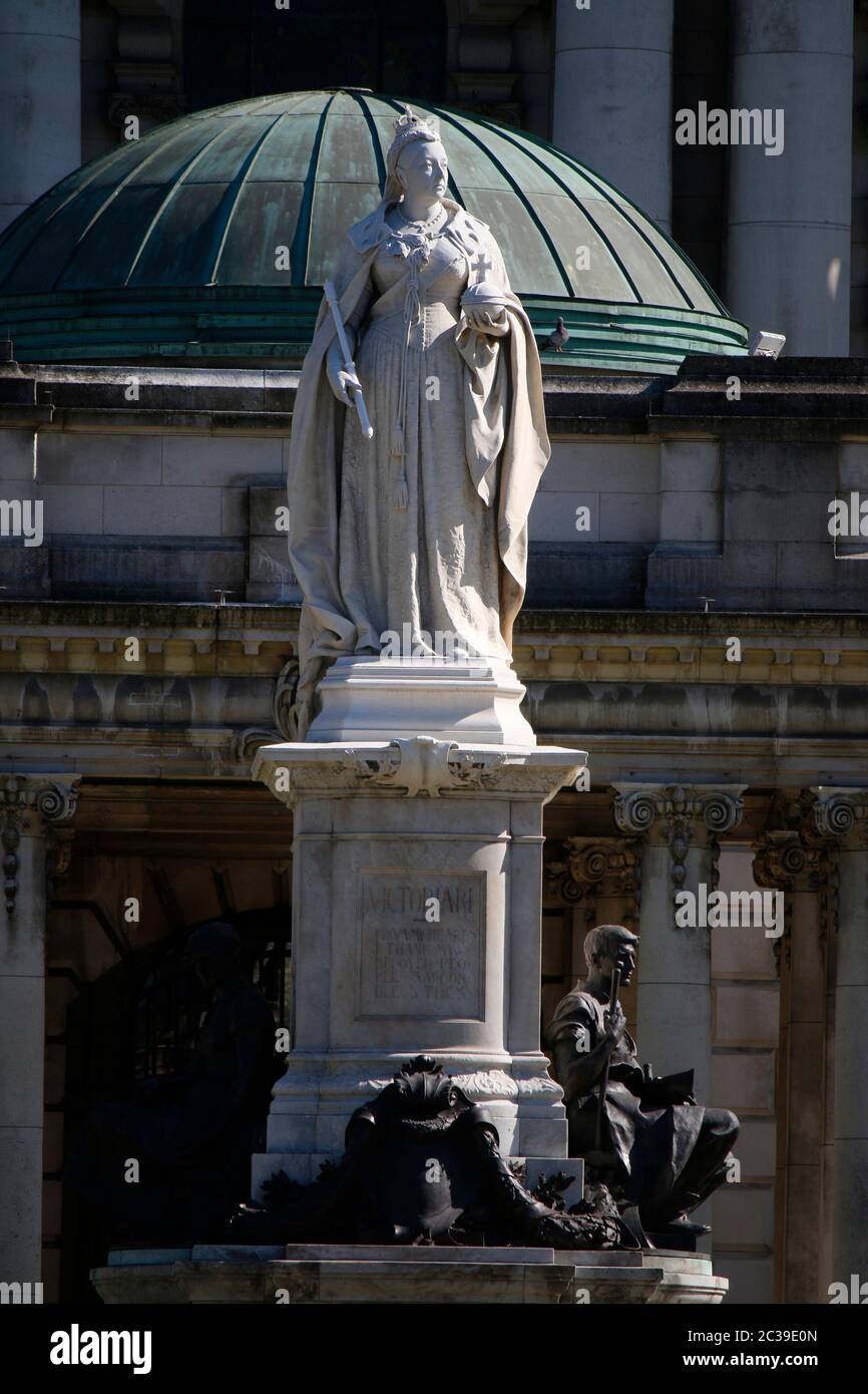 Belfast city hall statue queen hi-res stock photography and images - Alamy