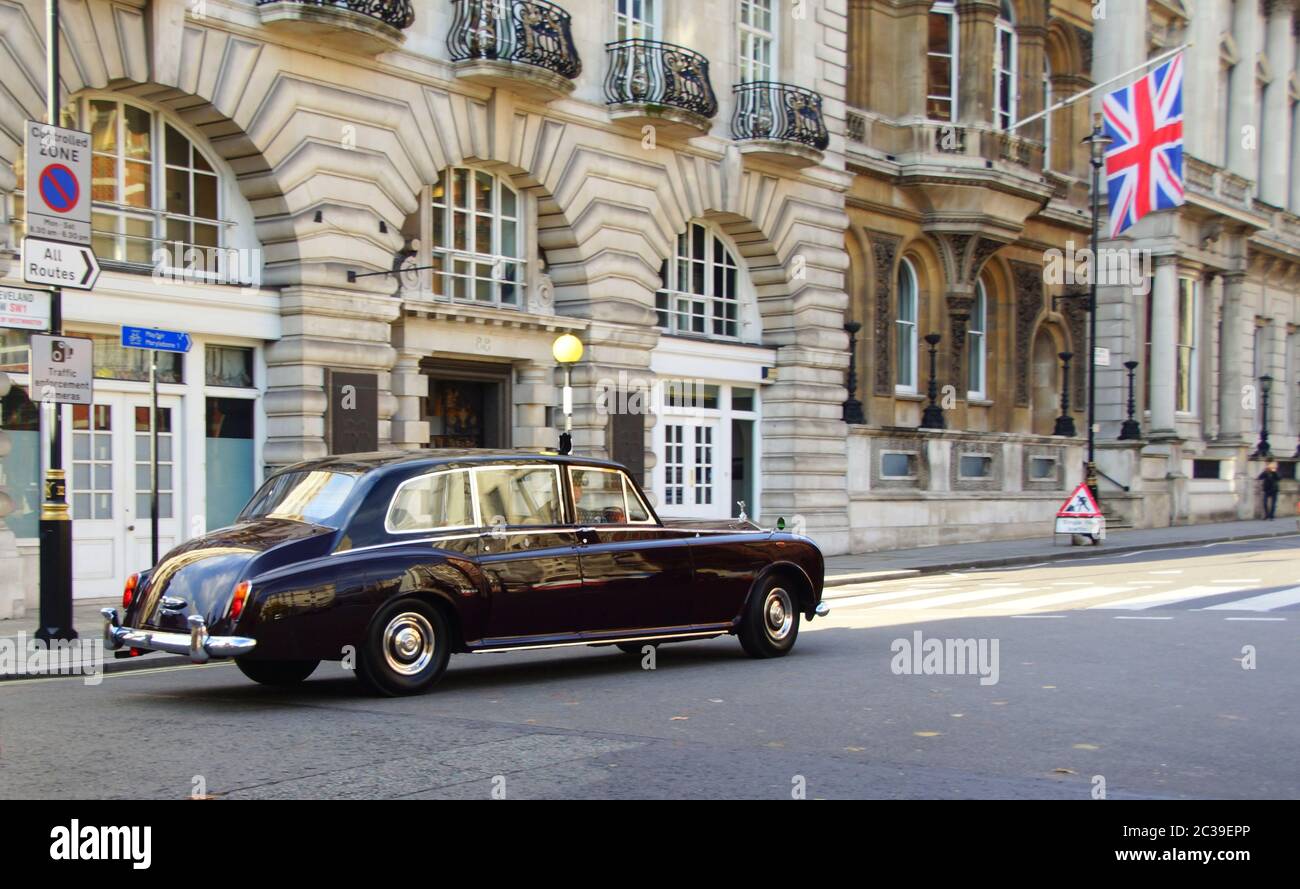 England flag car hi-res stock photography and images - Alamy