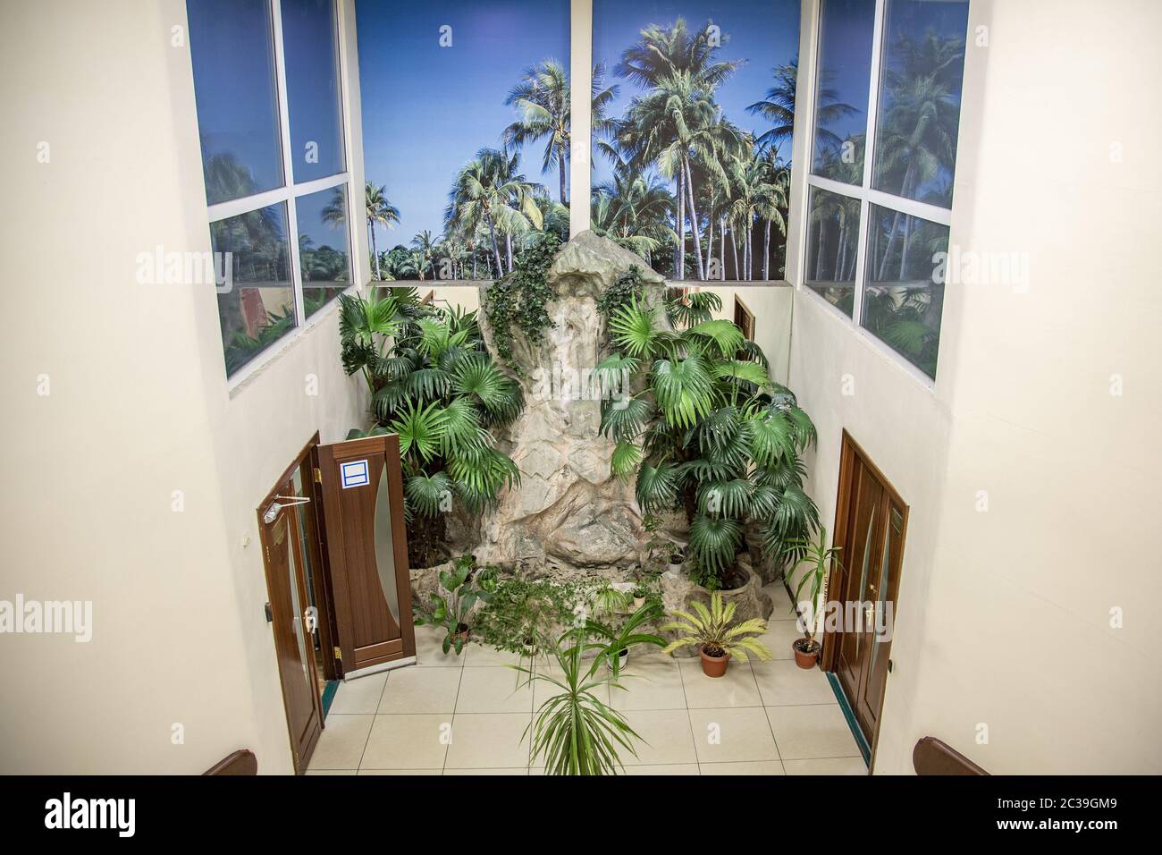 Waiting area design in an office building Stock Photo - Alamy