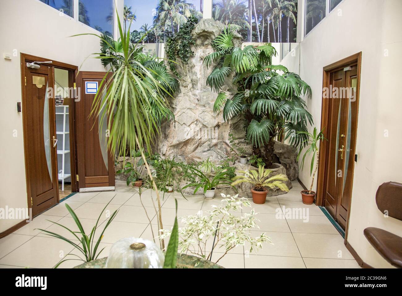 Waiting area design in an office building Stock Photo - Alamy