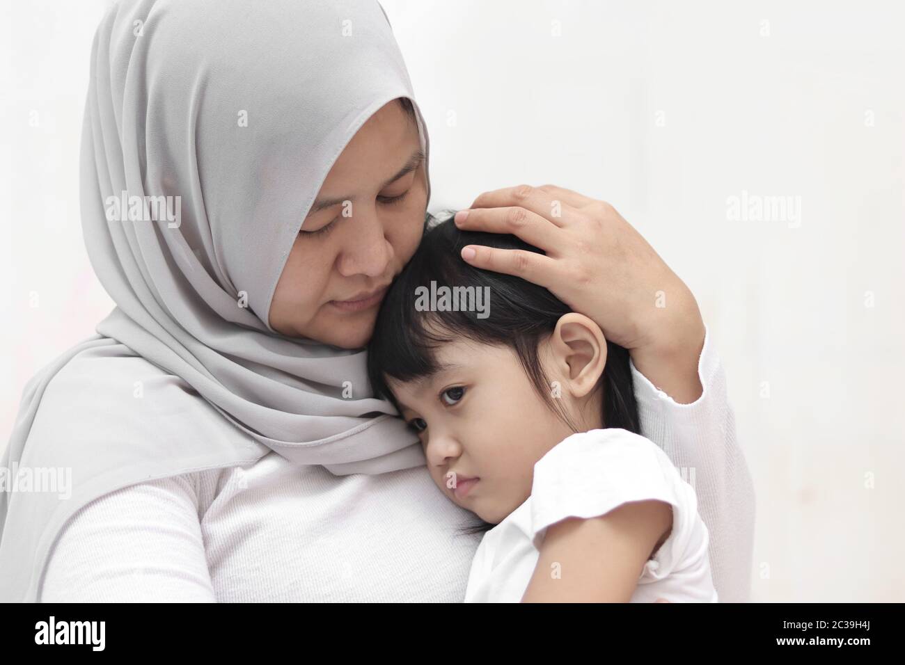 Woman hijab crying hi-res stock photography and images - Alamy