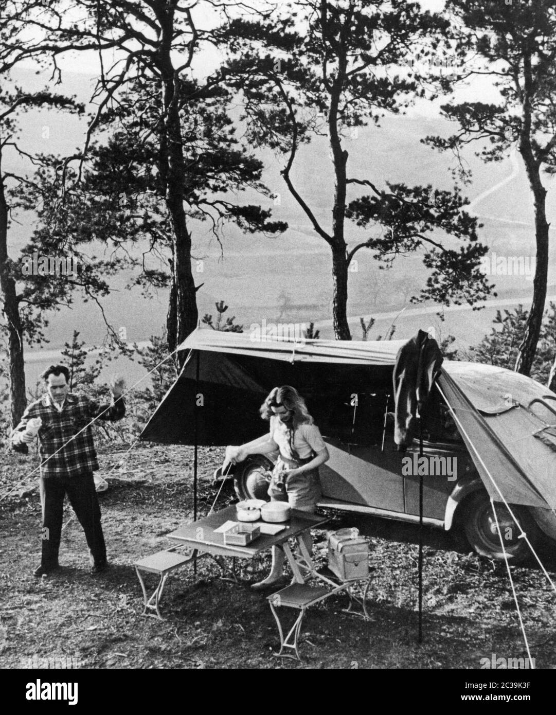 1950s historical camping hi-res stock photography and images - Alamy