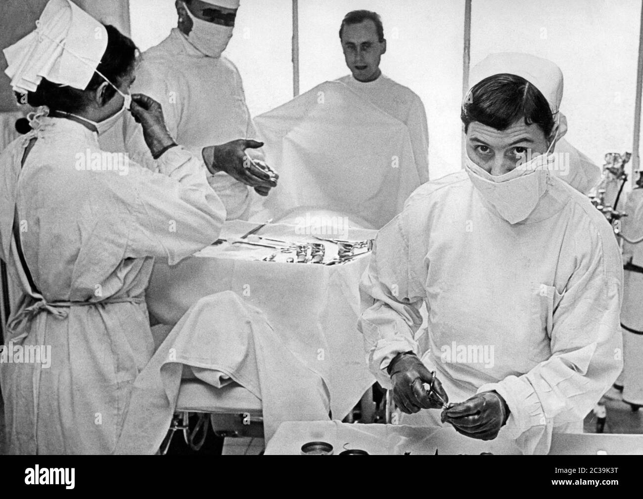 Surgery 1950s hi-res stock photography and images - Alamy