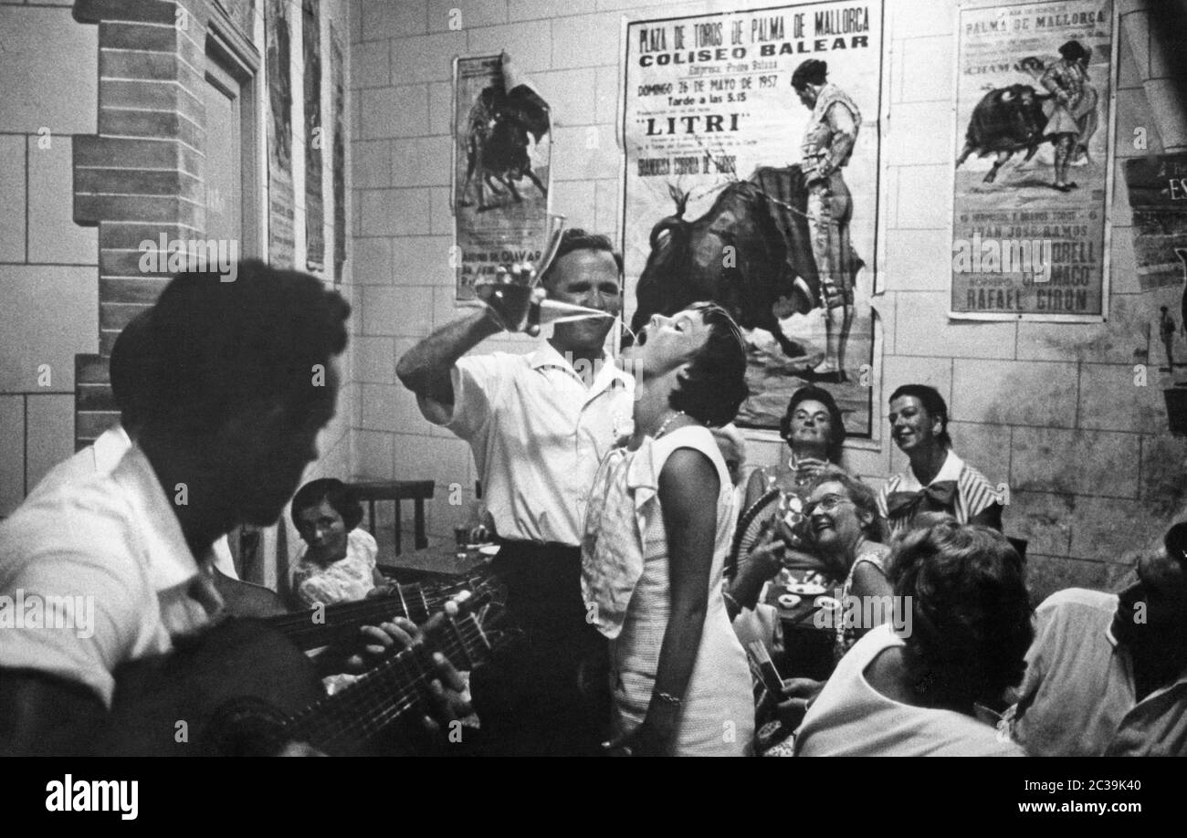 1950s drinking wine hi-res stock photography and images - Alamy