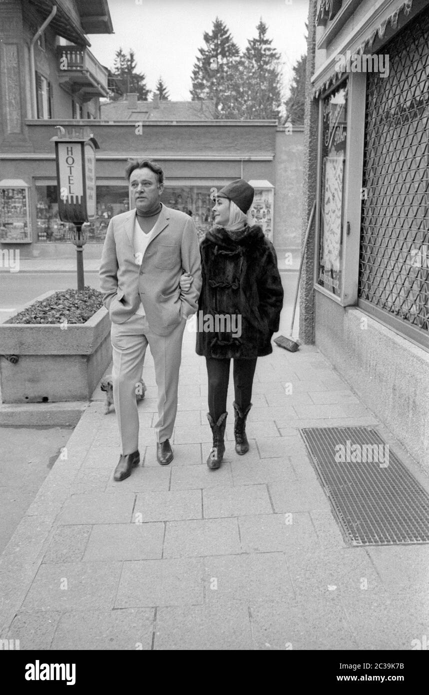 Taylor burton 1965 Black and White Stock Photos & Images - Alamy