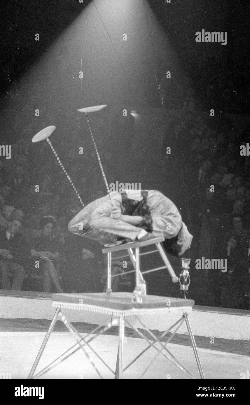 Circus acrobat ring hi-res stock photography and images - Alamy