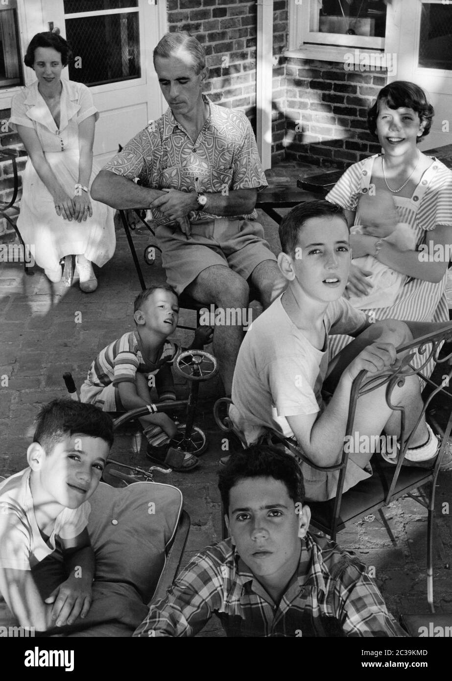 Family life 1950's hi-res stock photography and images - Alamy