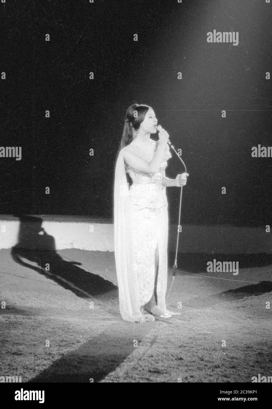 Female singer 1960s hi-res stock photography and images - Alamy
