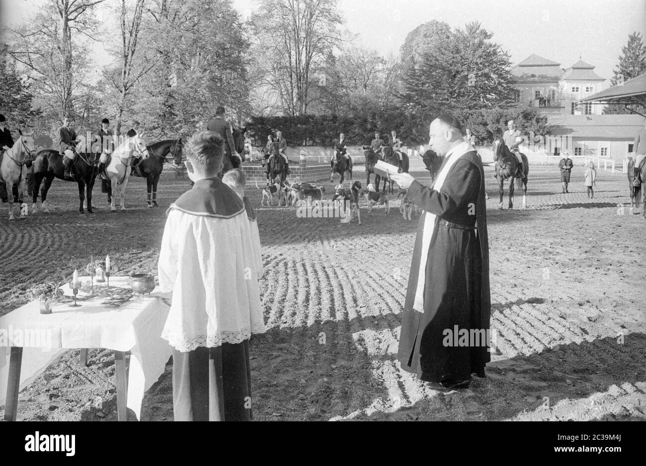 Par force hunt in Salzburg in 1965: Church service after the end of the ...