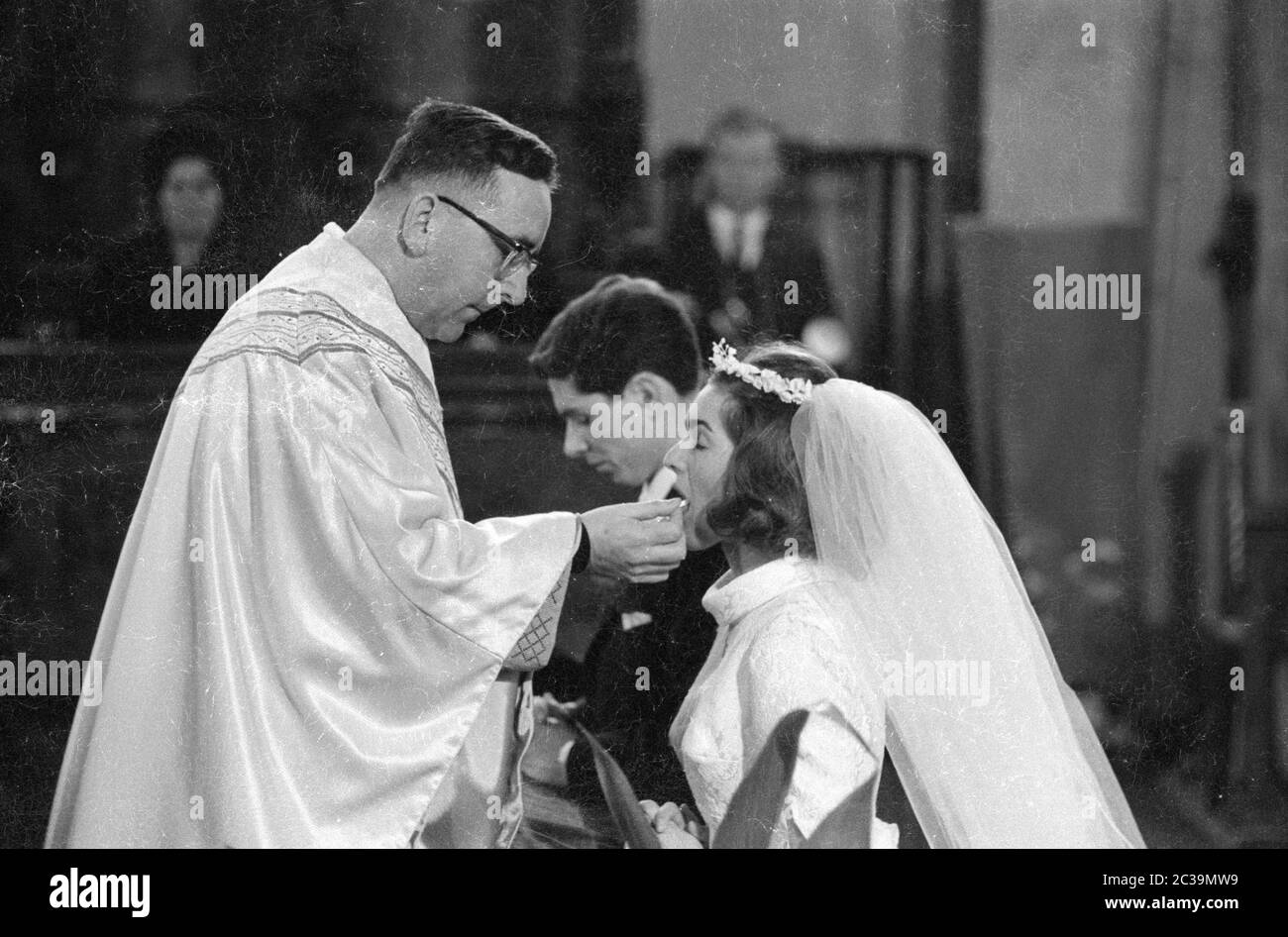 Bride and groom 1966 hi-res stock photography and images - Alamy