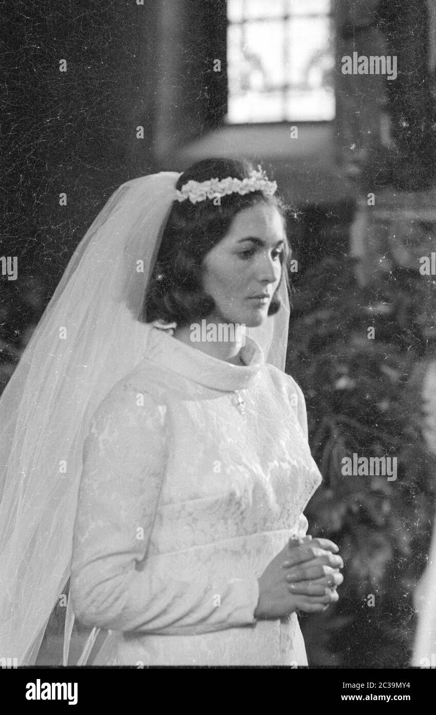 Bride and groom 1966 hi-res stock photography and images - Alamy