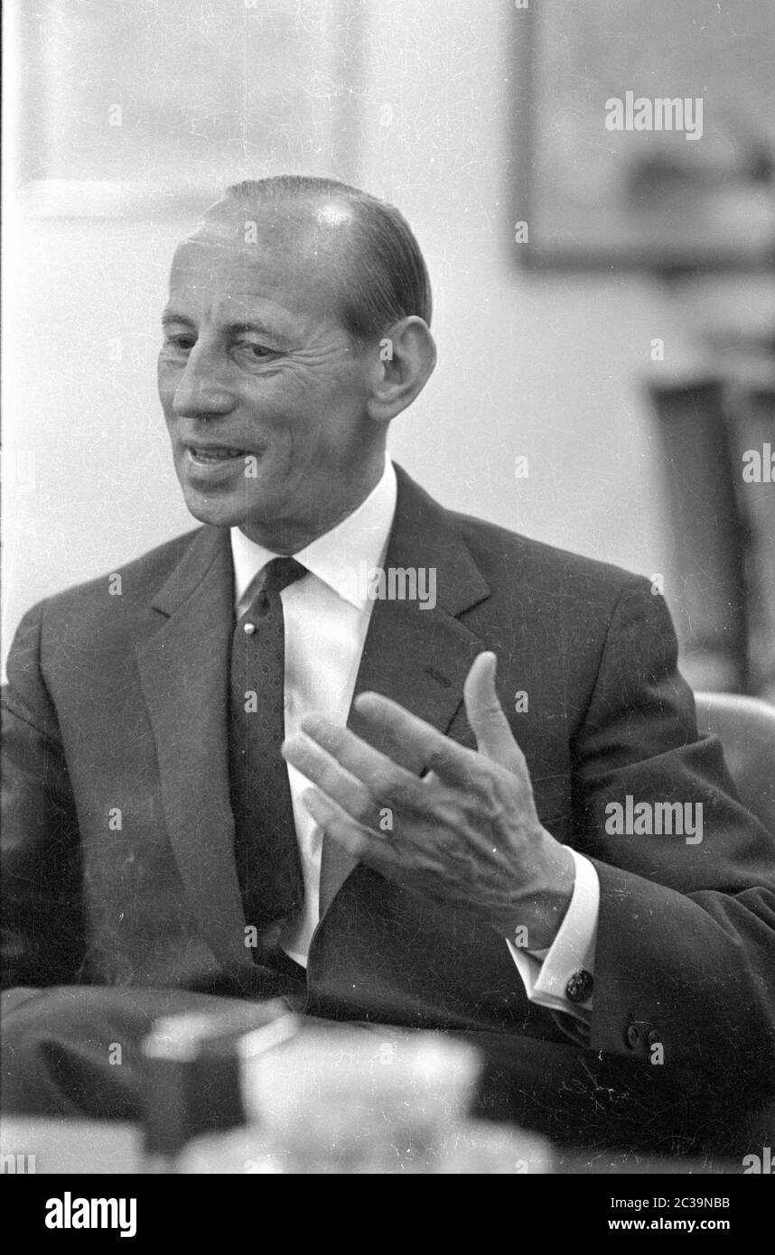 Josef Carl Peter Neckermann at the company headquarters in Frankfurt ...