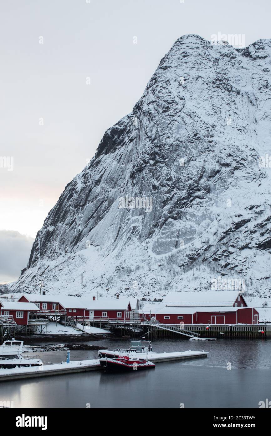 Traditional red cabins in the arctic village of Reine Stock Photo - Alamy