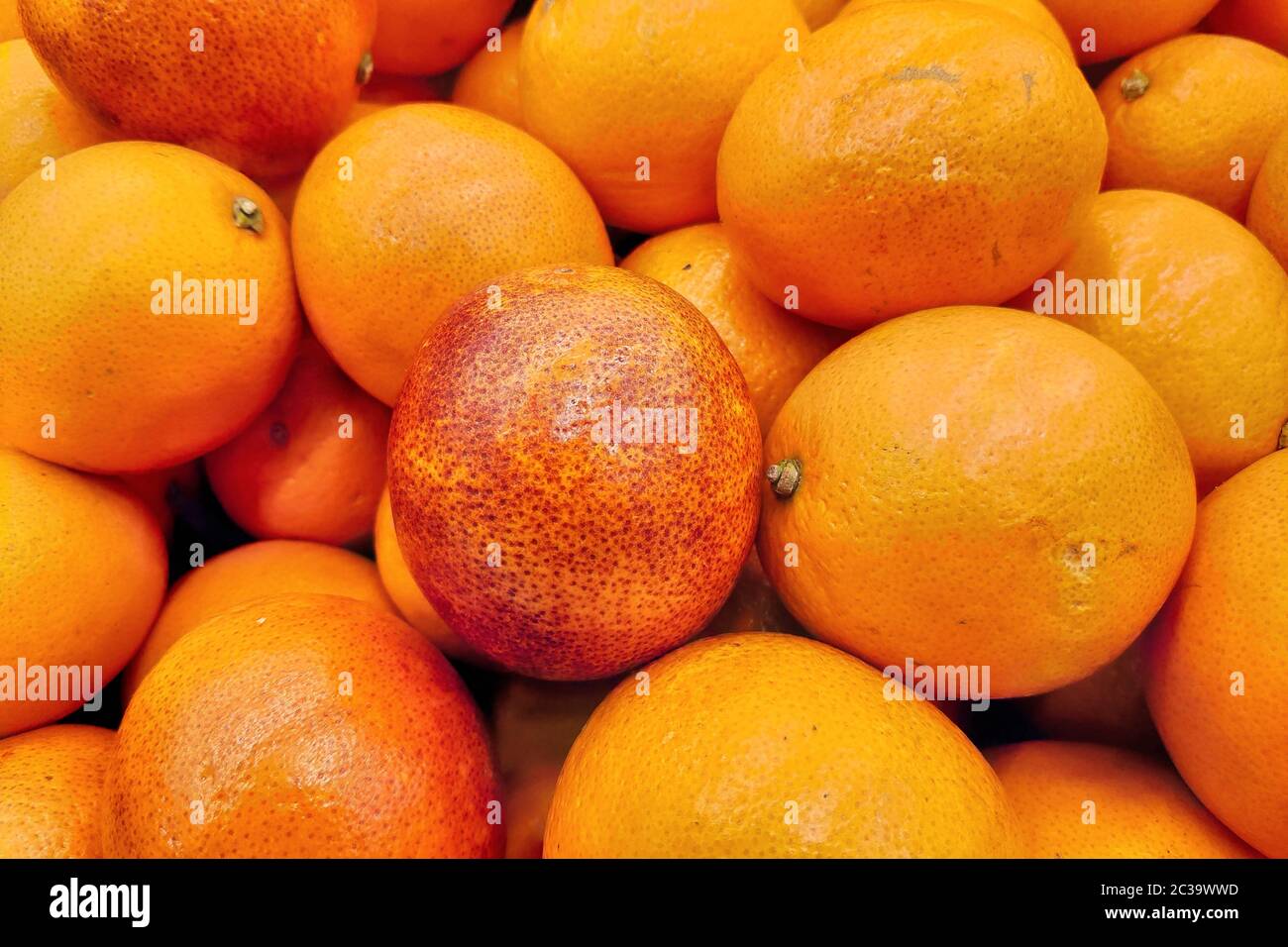 Close-up on a stack of oranges on a market stall Stock Photo - Alamy