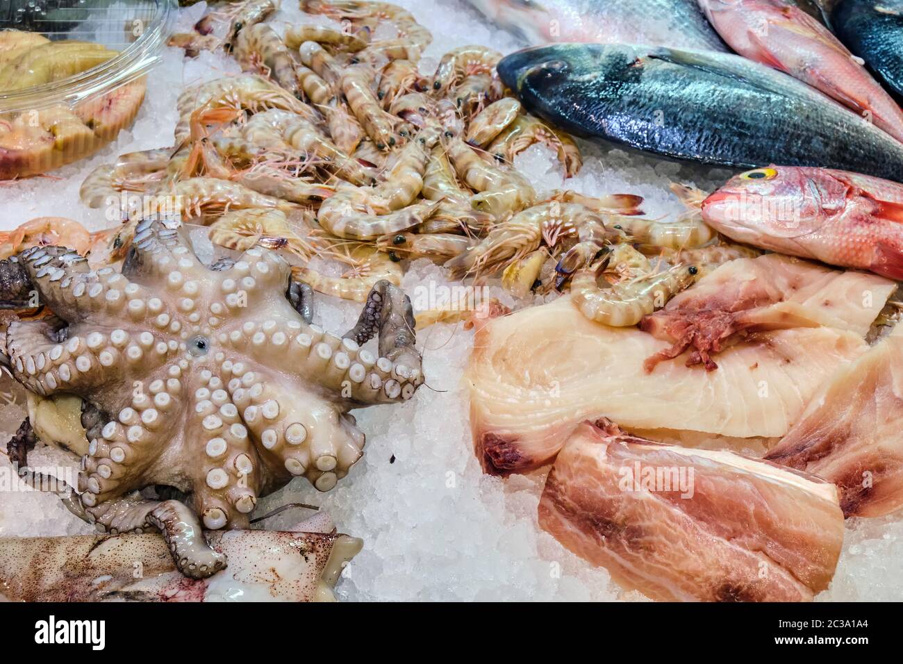 Fish and seafood for sale at a market in Rome, Italy Stock Photo - Alamy