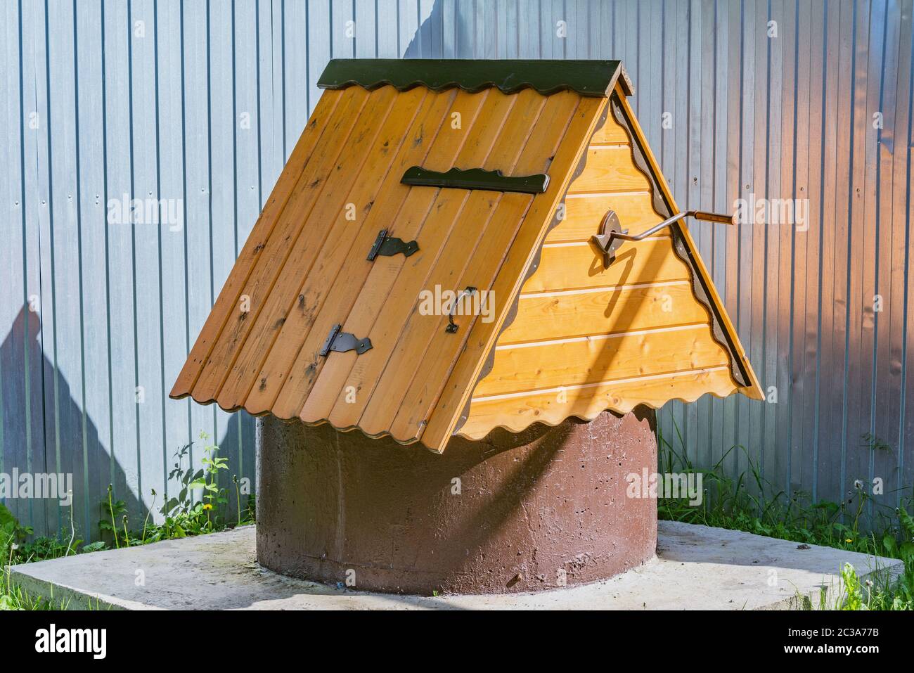Well with roof hi-res stock photography and images - Alamy