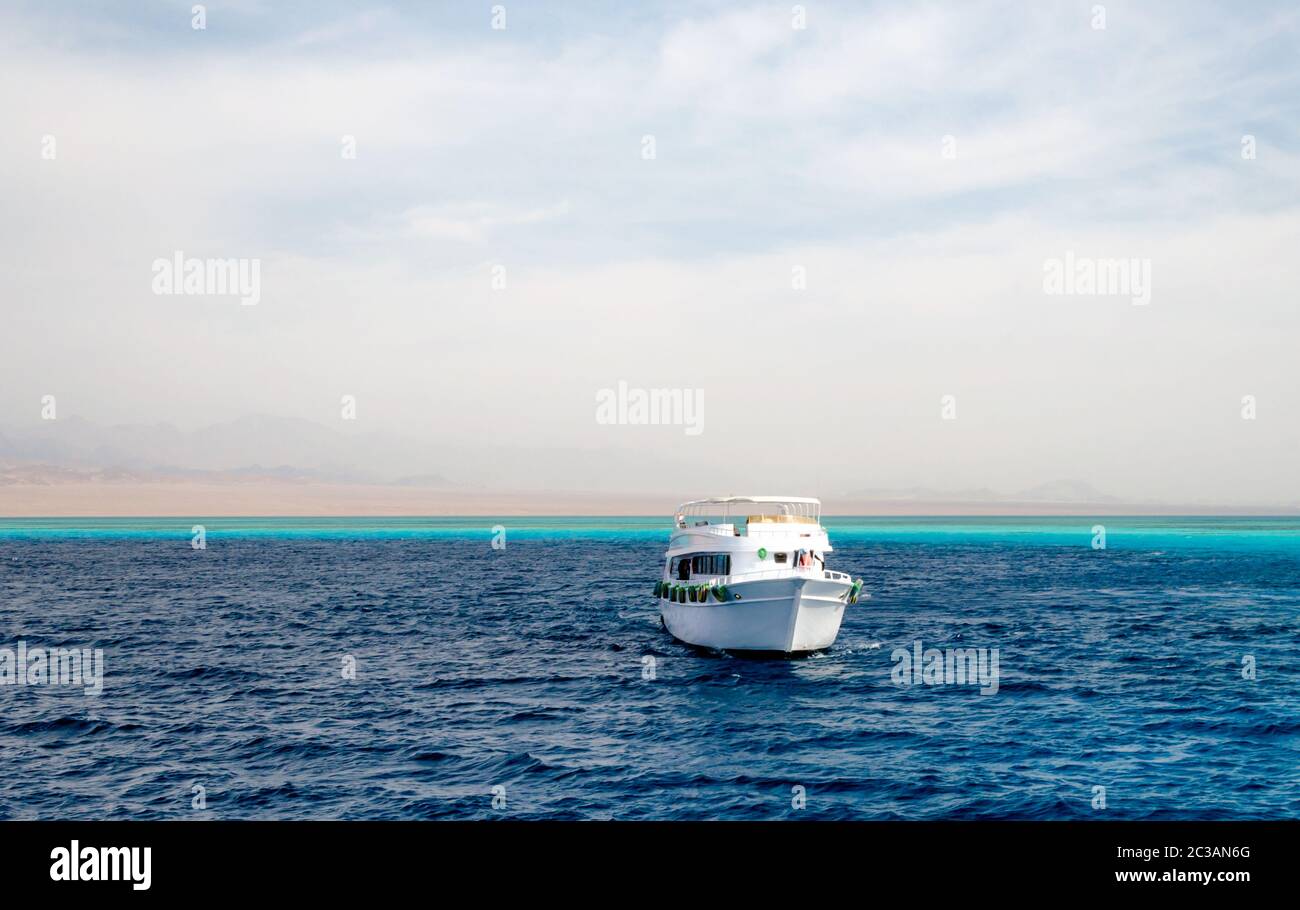 Red sea boat tourist hi-res stock photography and images - Alamy