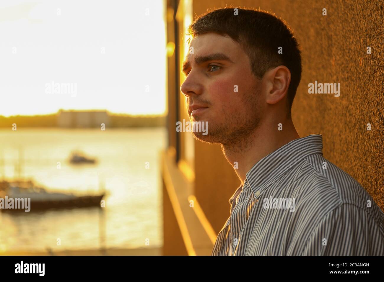 Silhouette man leaning against wall hi-res stock photography and images ...