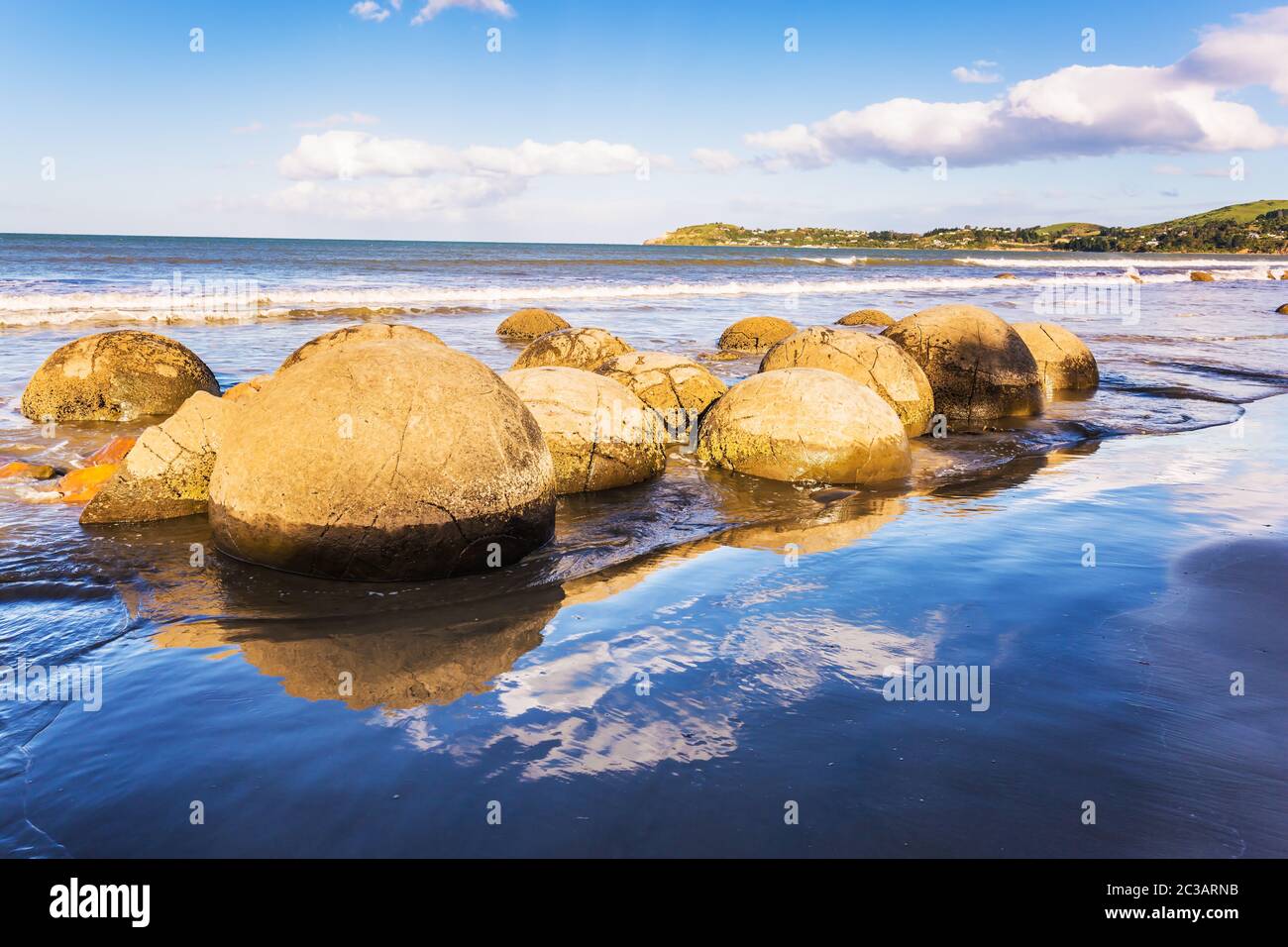 Boulders Moeraki - large spherical boulders Stock Photo - Alamy
