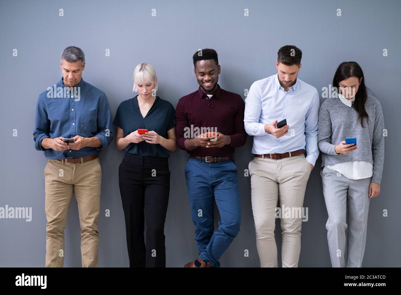 Groups of people mobile phones hi-res stock photography and images - Alamy