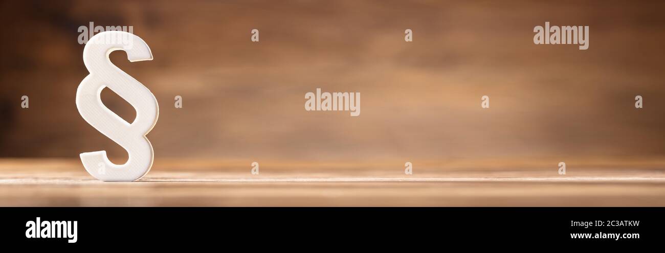 White 3D Paragraph Symbol Standing On Wooden Desk Stock Photo - Alamy