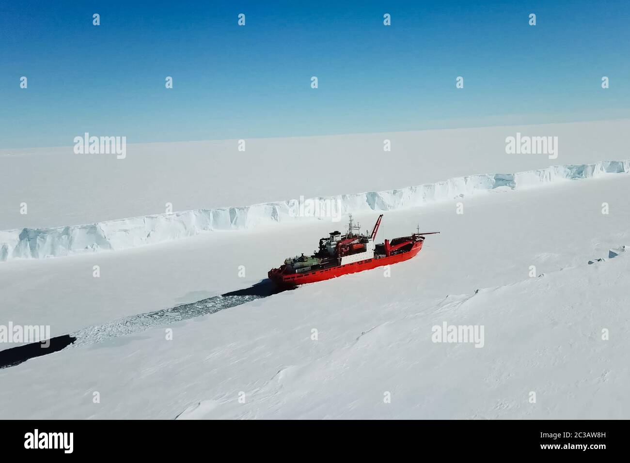 Icebreaker ship tugboat hi-res stock photography and images - Alamy