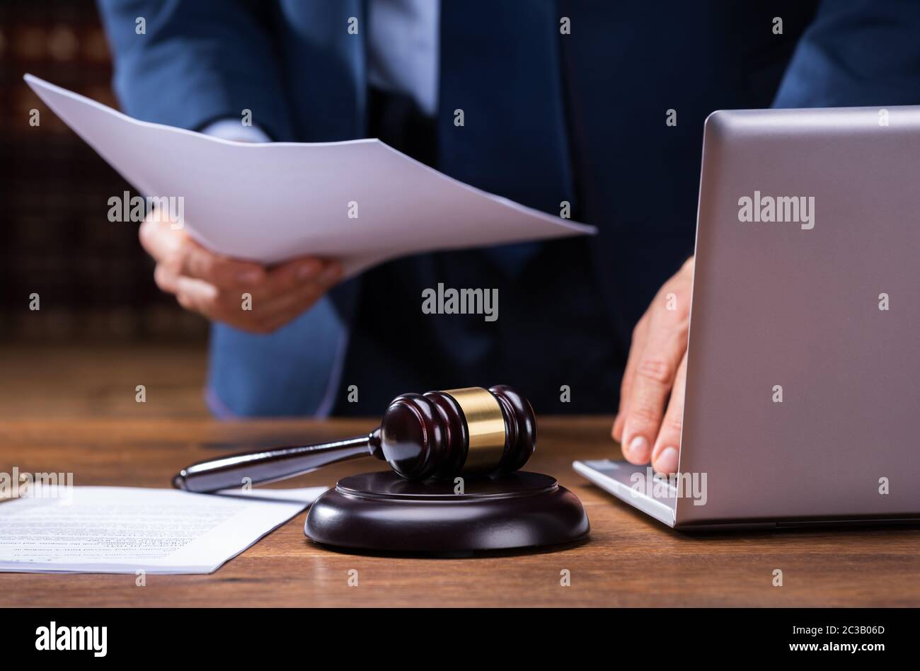 Judge standing in courthouse hi-res stock photography and images - Alamy