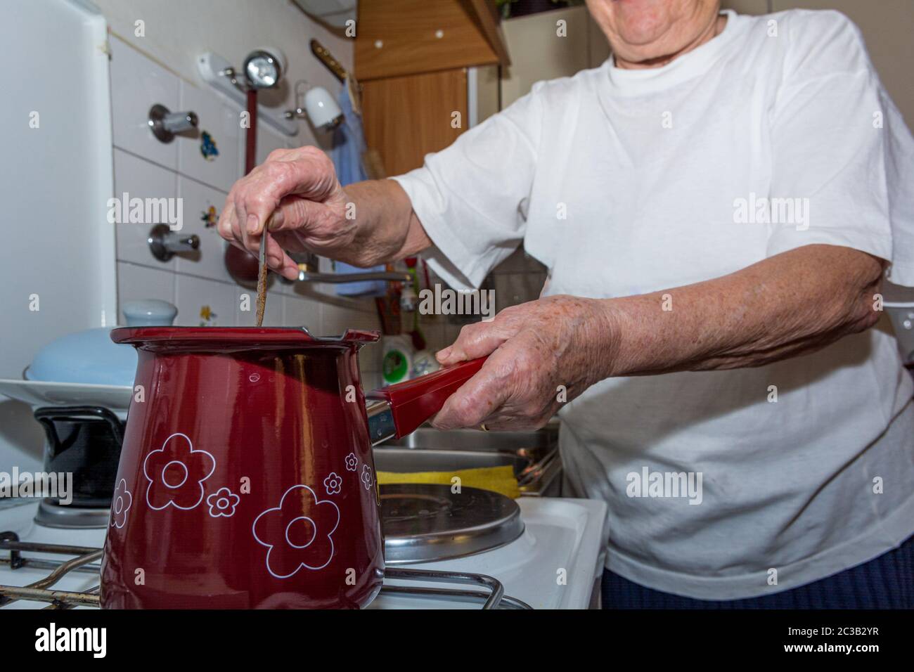 Elderly lady cooking hi-res stock photography and images - Alamy