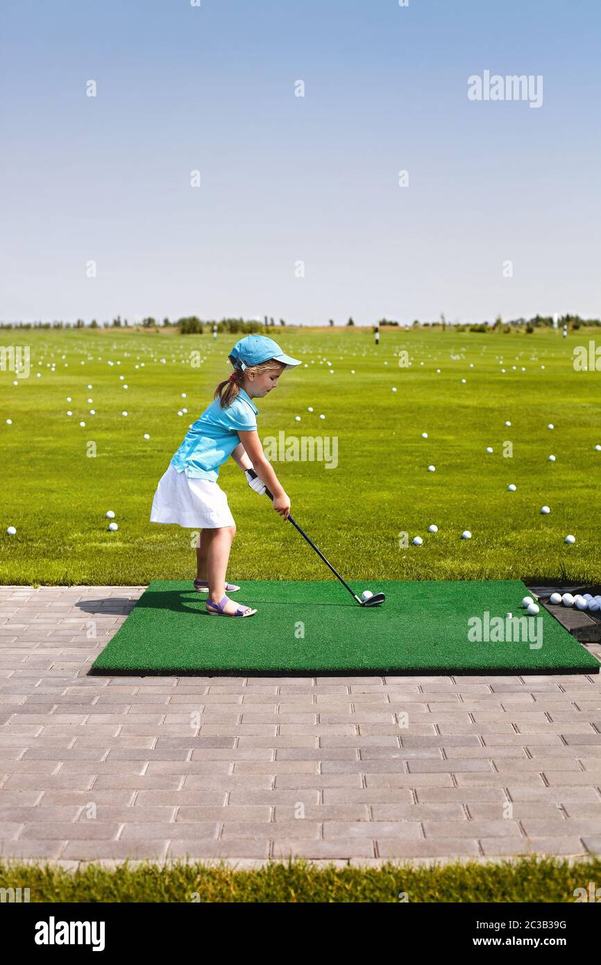 Little girl learning to play golf Stock Photo - Alamy