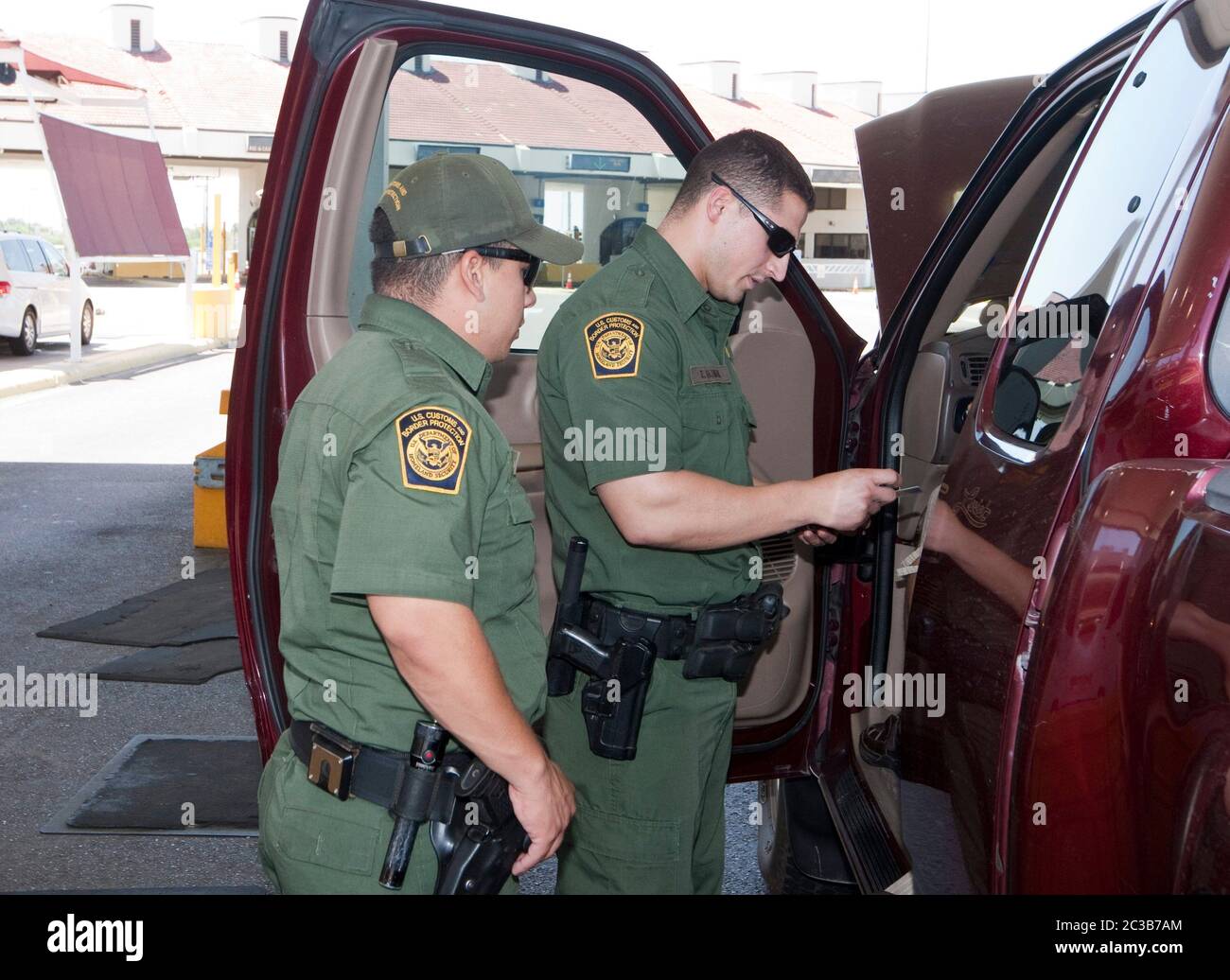 Customs inspection hi-res stock photography and images - Alamy