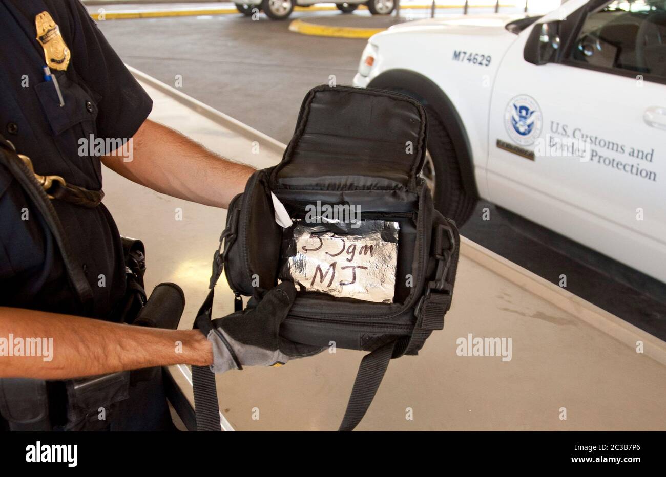 U s customs officer bag hi-res stock photography and images - Alamy