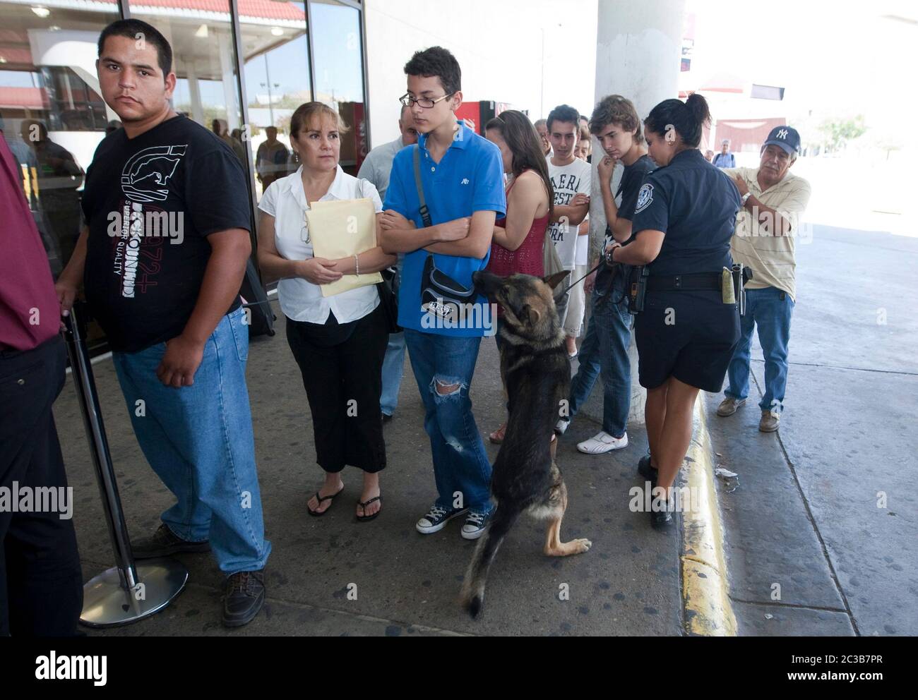 Checkpoint line hi-res stock photography and images - Alamy