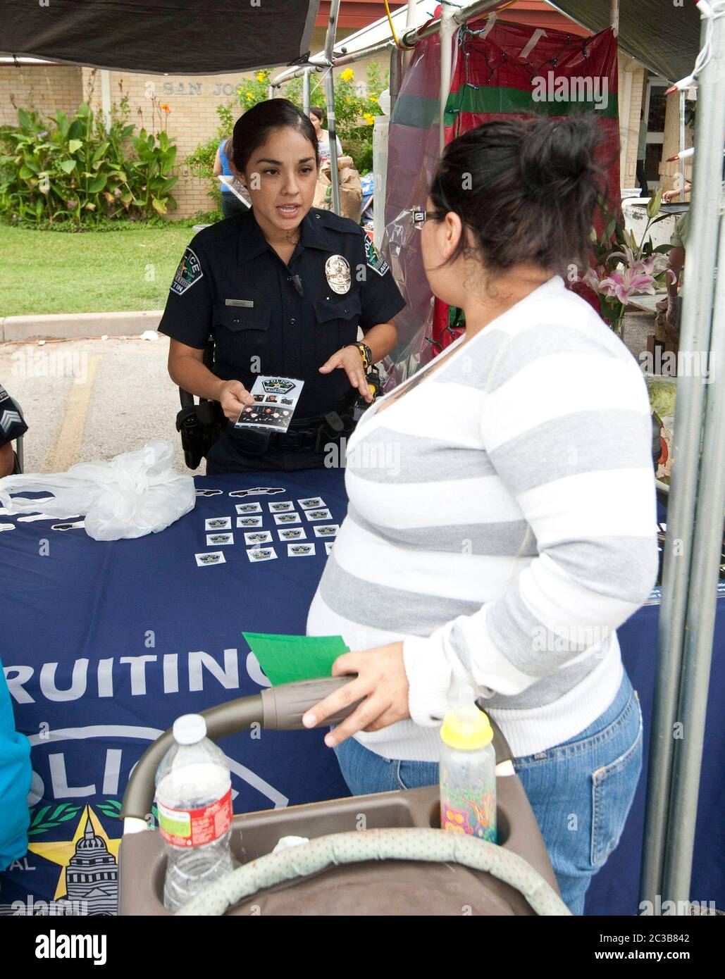 Latina female police officer hi-res stock photography and images - Alamy