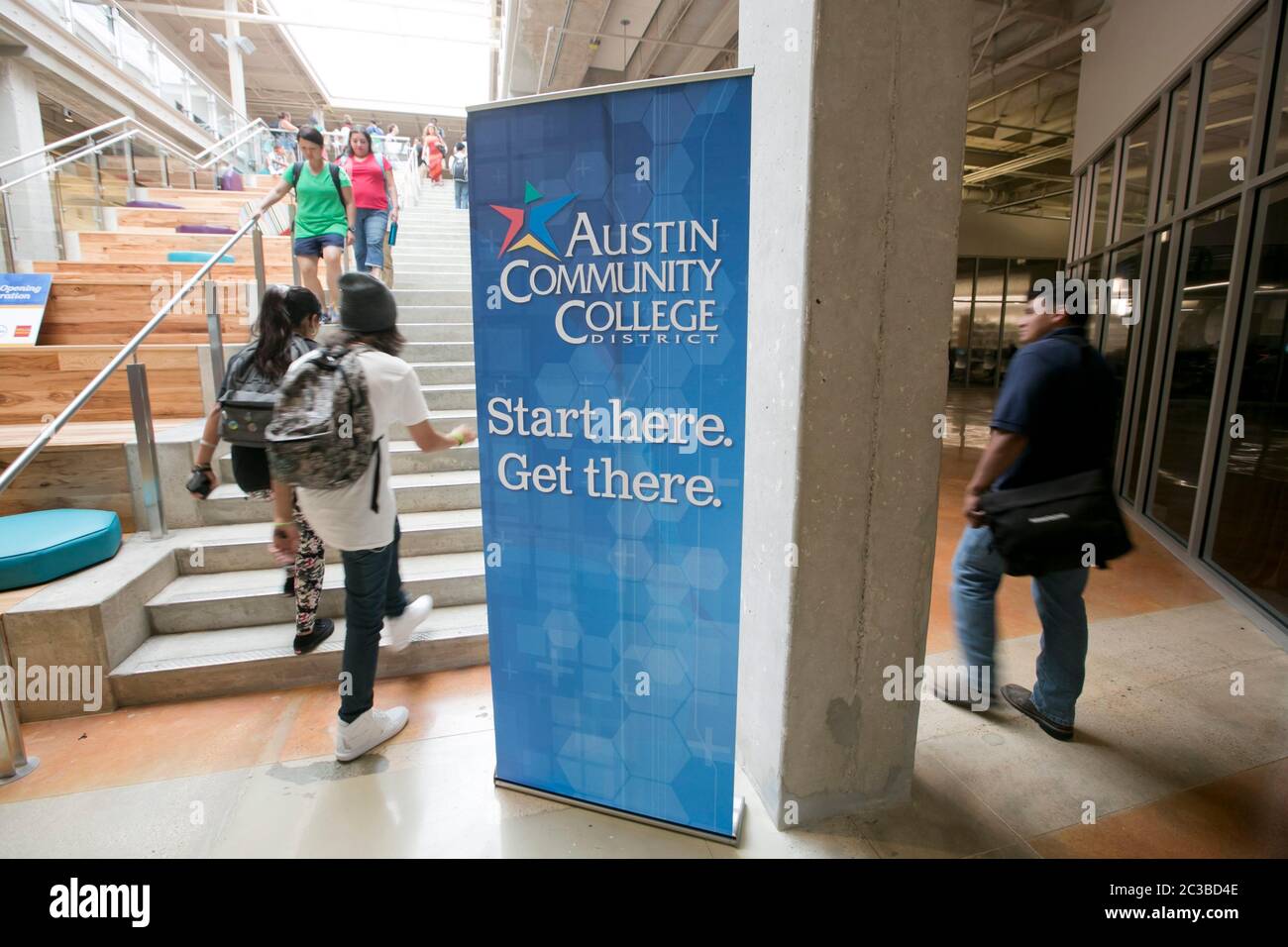 Students walking campus mall hi-res stock photography and images - Alamy