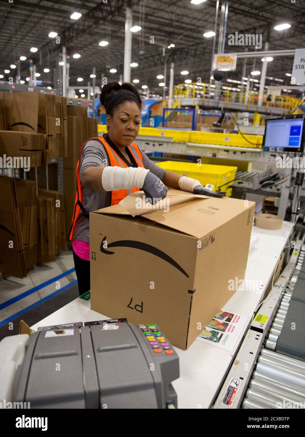 Amazon fulfillment Center: Schertz Texas USA, Aparil 17 2015: Interior ...