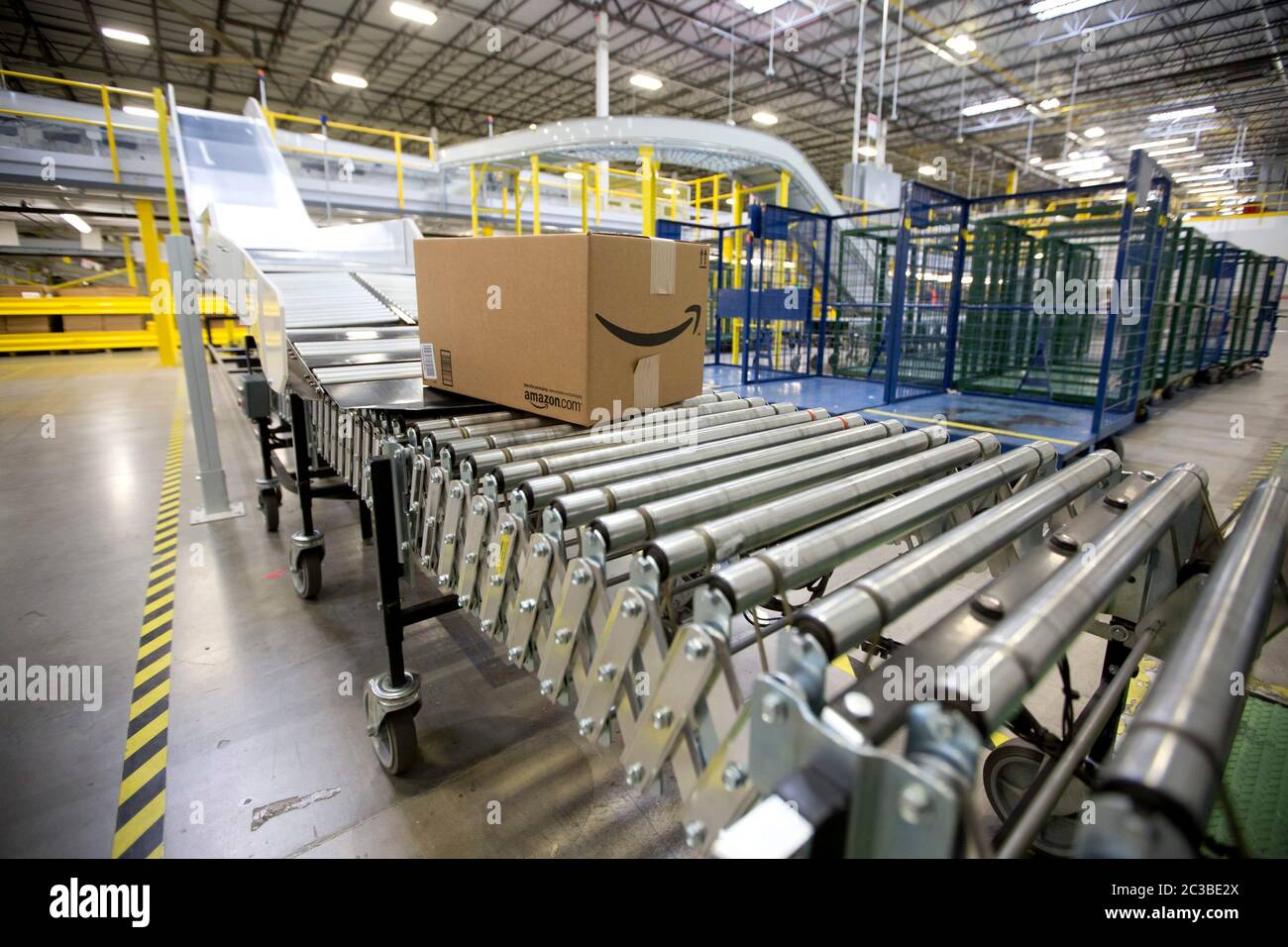 Amazon fulfillment Center: Schertz Texas USA, Aparil 17 2015: Interior ...
