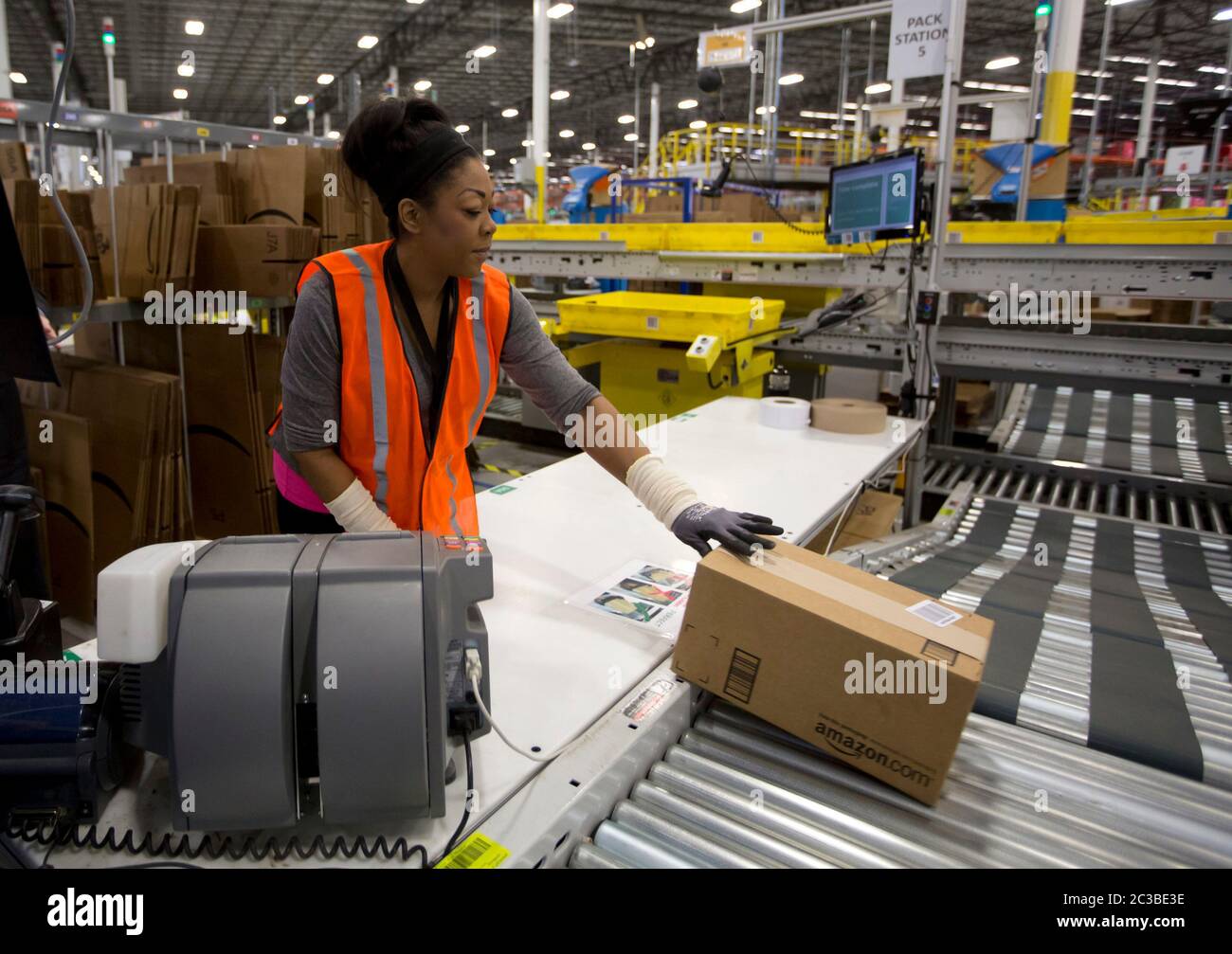 Amazon fulfillment Center: Schertz Texas USA, Aparil 17 2015: Interior ...