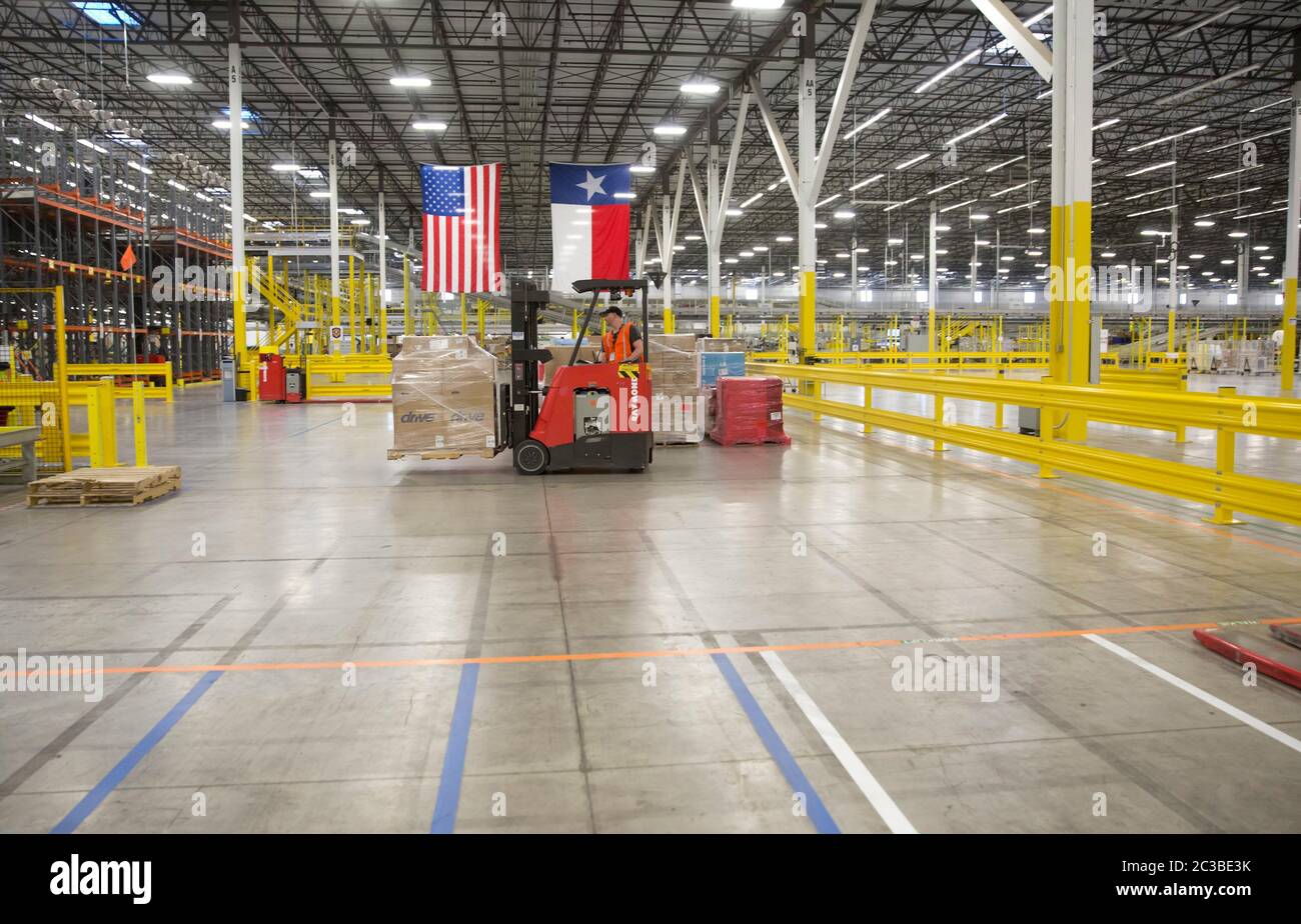 Amazon fulfillment Center: Schertz Texas USA, Aparil 17 2015: Interior ...