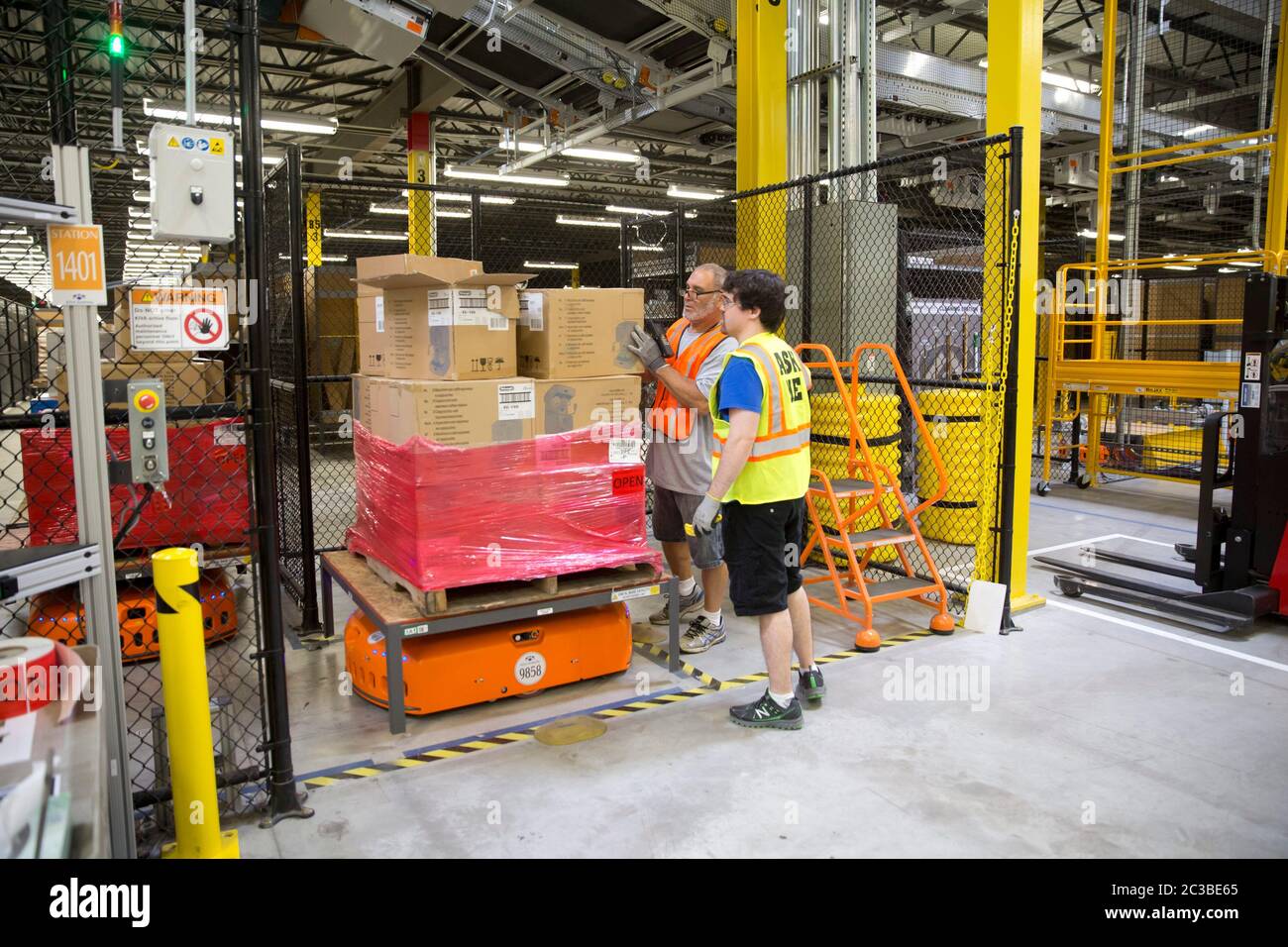 Amazon fulfillment Center: Schertz Texas USA, Aparil 17 2015: Interior ...