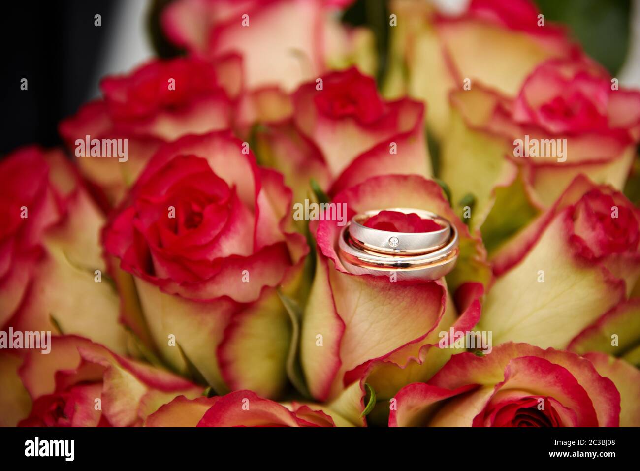 wedding bouquet with roses and rings Stock Photo - Alamy