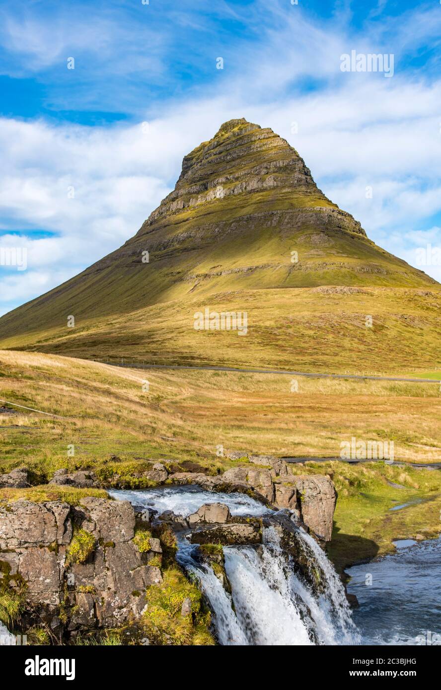 Kirkjufellsfoss Waterfall with Kirkjufell Stock Photo - Alamy