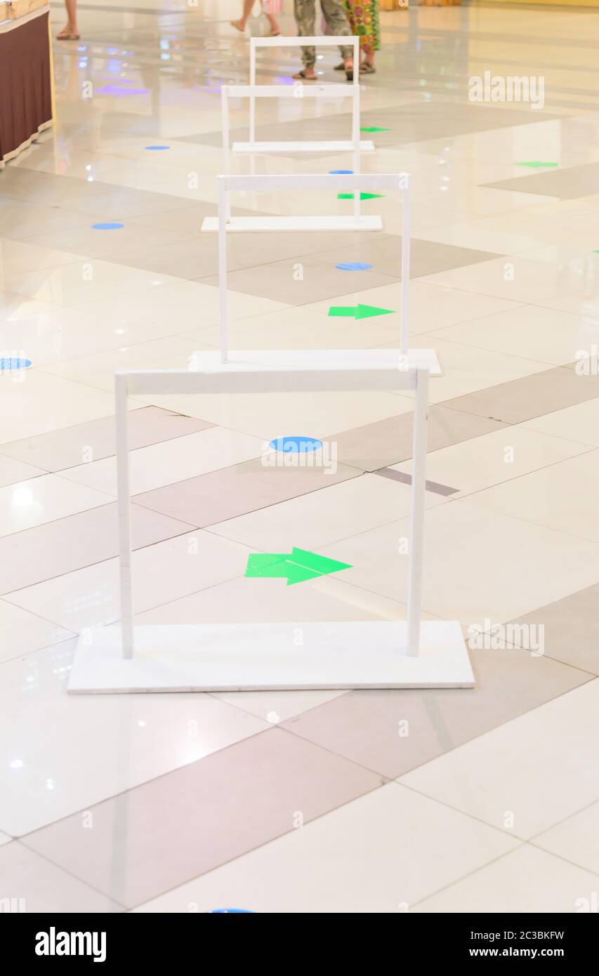 Safe distancing floor sign hi-res stock photography and images - Alamy