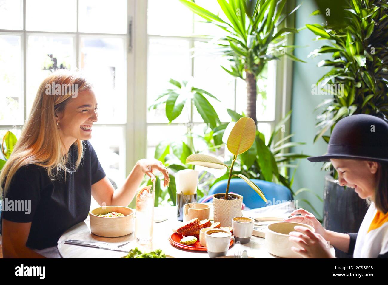 Girls meeting hi-res stock photography and images - Alamy