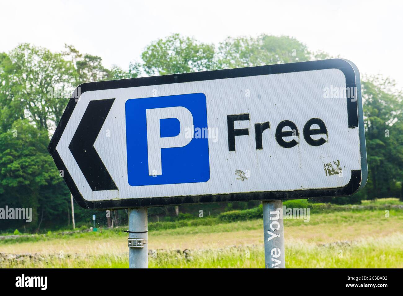 Sign pointing to car parking hi-res stock photography and images - Alamy
